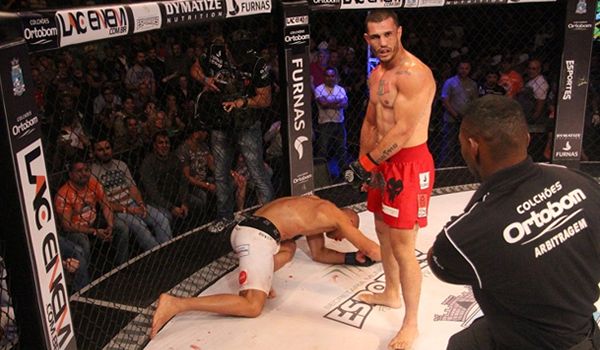 Douglas "El Loco" Bertazini vence por nocaute no Jungle Fight 77 | Itu ...